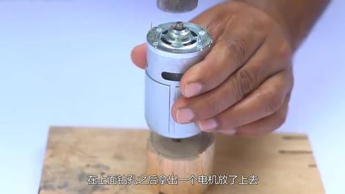 小伙为让自行车跑的更快,给它装上小电机,转身变成电动车!