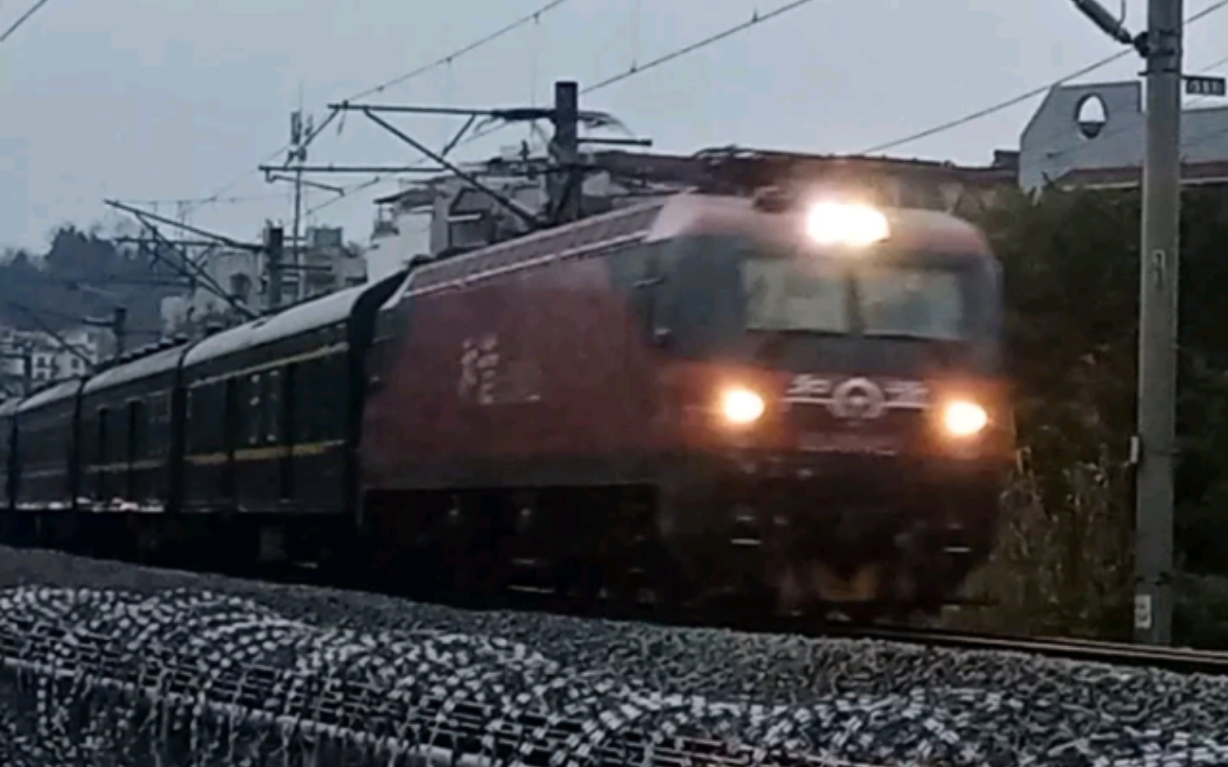 K22次列车通过丽君路铁路桥