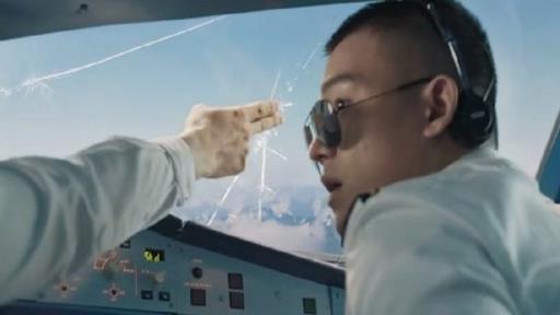 《中国机长》飞机万米高空玻璃爆裂,29亿票房背后的真实故事