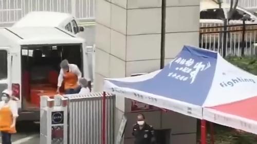 复课的高三学生吃午饭,安全且卫生的管理模式,戴口罩是必不可少的!