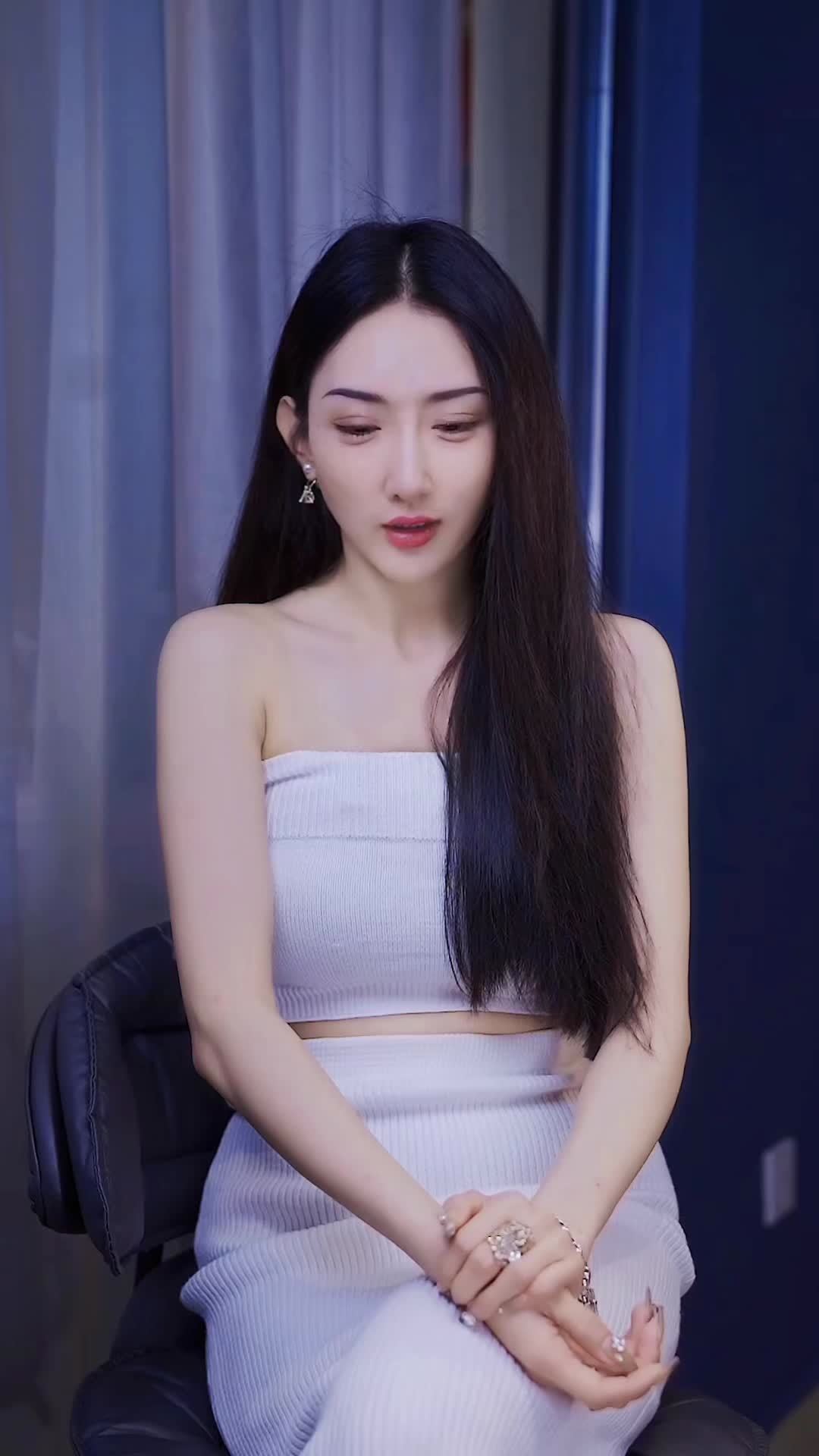 当你用手去比划出8023这几个数字的时候 你心里想到的第一个人是谁?