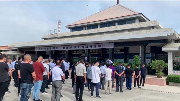 淮安牺牲民警追悼会和遗体告别仪式举行,上千群众送行