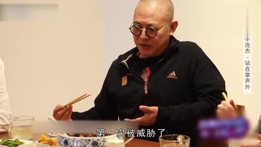 55岁李连杰回忆濒临死亡的经历:从4米高台摔下来,大小便多次失禁