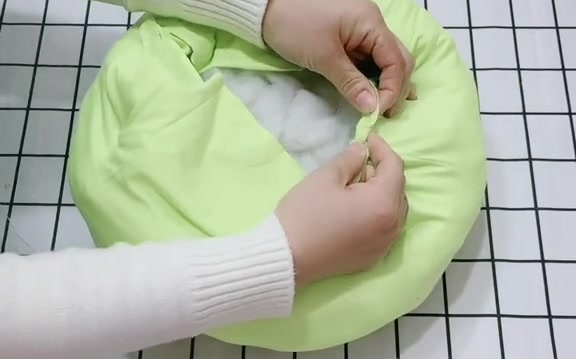 旧衣服改造 上次好多宝宝说那个抱枕没看懂,今天给大家做个简单的