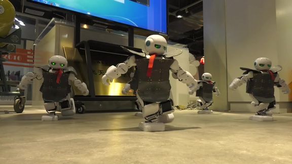 西安创业咖啡街区飞天创客机器人模型表演