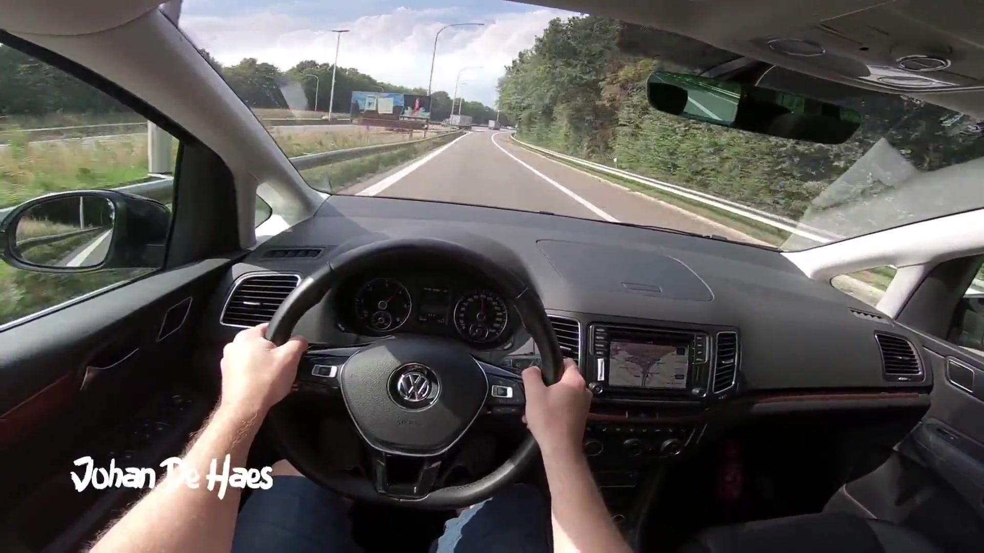 第一视角带你体验大众商务车,电动车门十分便捷呐