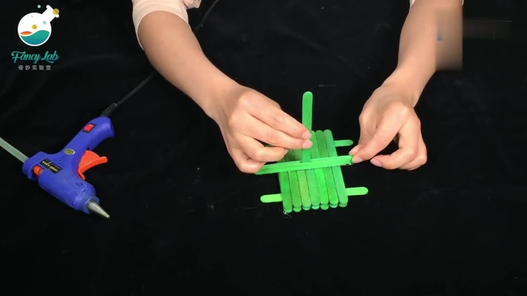 雪糕棒新玩法 做一个小帆船放在水里玩吧