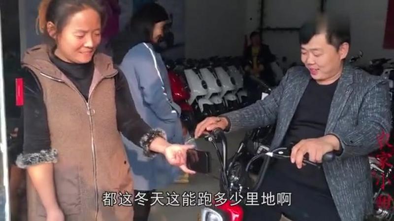 农村姑娘花2300元买一辆新电动自行车,大家看看值不值