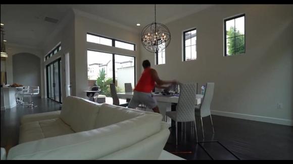 女友删掉男友的NBA2K19生涯模式球员存档,男友发飙怒砸PS4!