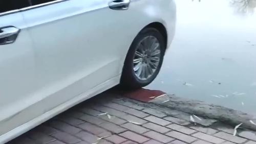 昨天小区路灯坏了,模糊地把车停好,今天一看车子就成了这样