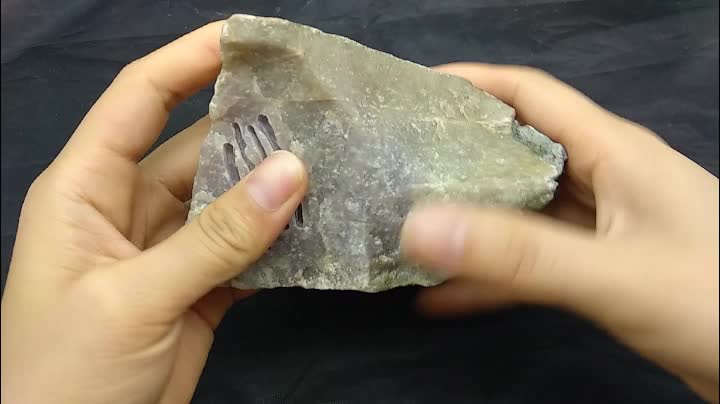 一块皮壳厚实的会卡翡翠原石,竟切出百年难得一遇的满紫冰春。