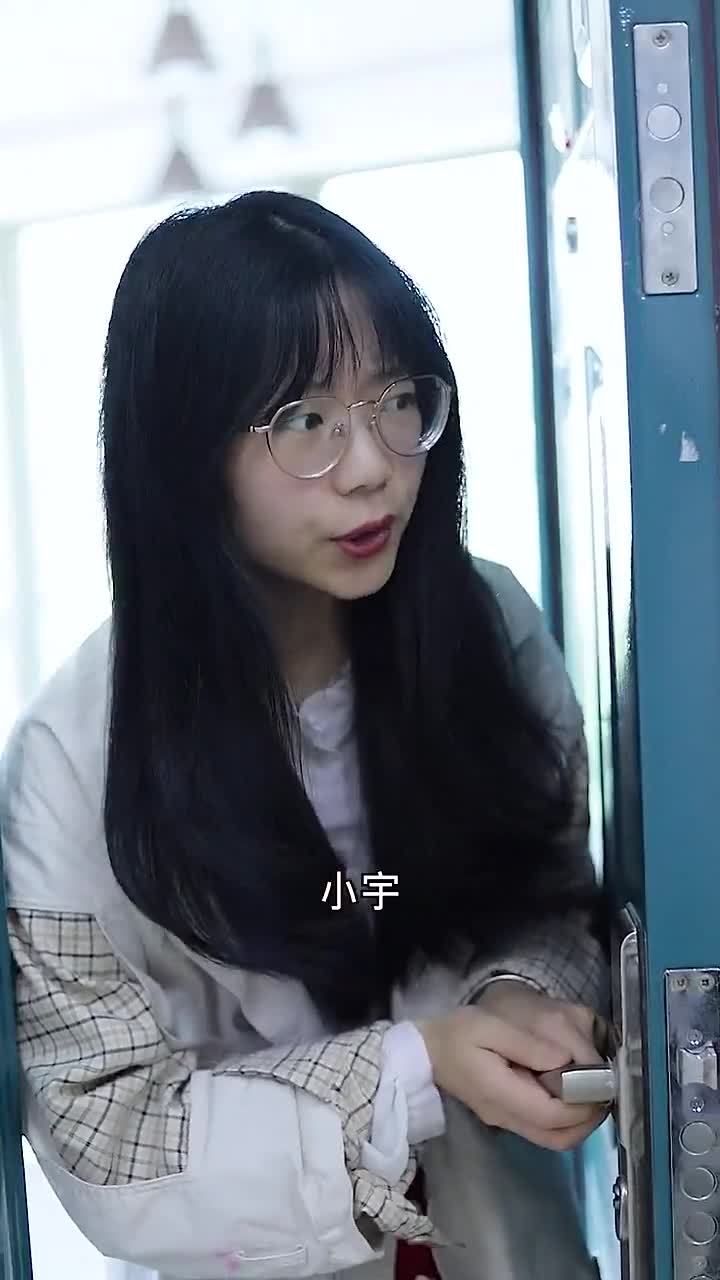 教室被踢翻的桌椅,橘子只是小宇的臆想?究竟是怎么回事?短剧MCN...