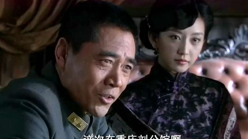 陈推脱回府,他让春妮喝自己桌前的酒,她推托,陈宝国察觉有猫腻!
