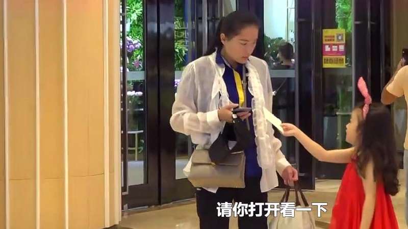 面对低头族,5岁小女孩传递一份神秘的信件,陌生人被感动了