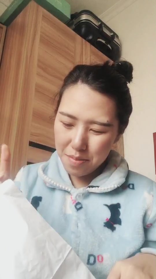 ....还有行李带/日程本/中性笔/身体磨砂膏/手机湿巾/粉红豹粉扑架/指甲油