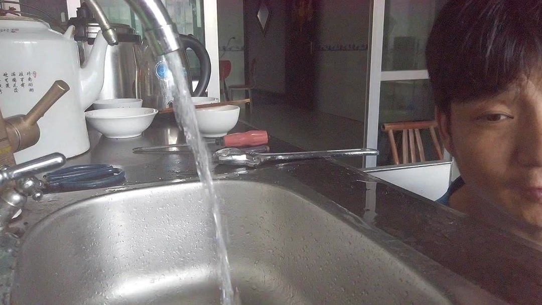 水龙头突然一边不出水,原来是这里的问题,没换配件轻松解决
