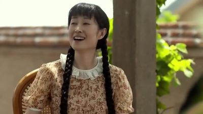 农村大姐第一次喝咖啡,结果味道不适,误打碎手中杯子