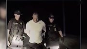 老虎伍兹被捕瞬间曝光 双手被铐神智恍惚