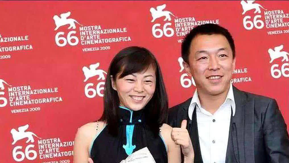 45岁黄渤老婆近照曝光,长这般模样,网友:难怪连林志玲都不要