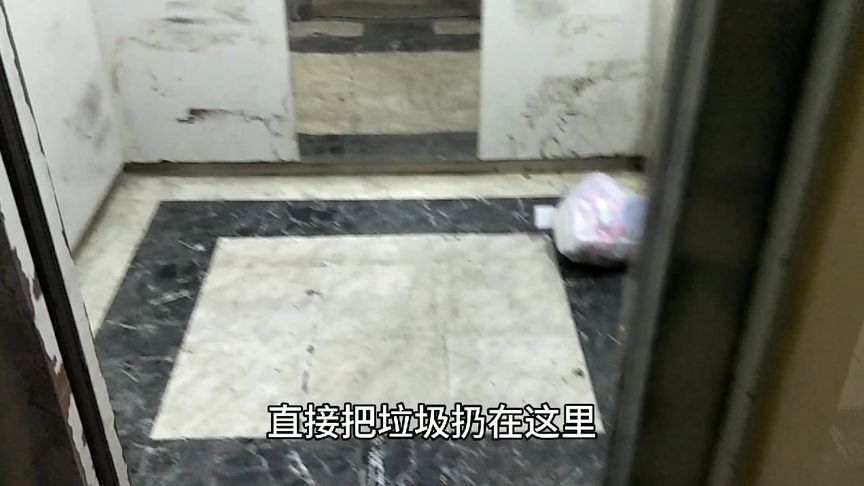 上海垃圾现状分类怎么样了,看看小区这些人素质,电梯里面扔垃圾