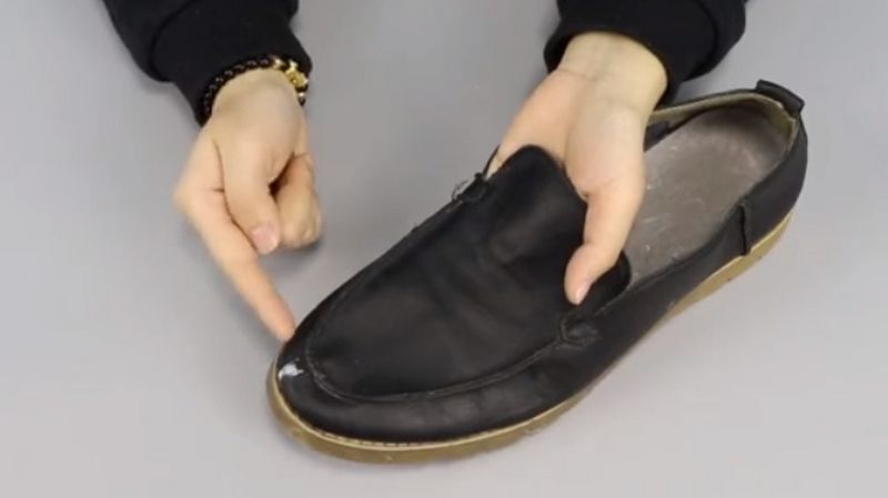 皮鞋蹭破皮别再花钱去修了,教你简单一招,轻松修复完好如新!