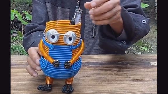 铁丝做的笔筒实用又好看