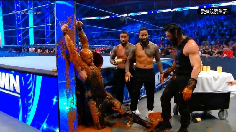 WWE回顾：大快人心！罗门伦斯在乌索兄弟的帮助下给科尔宾喂狗粮