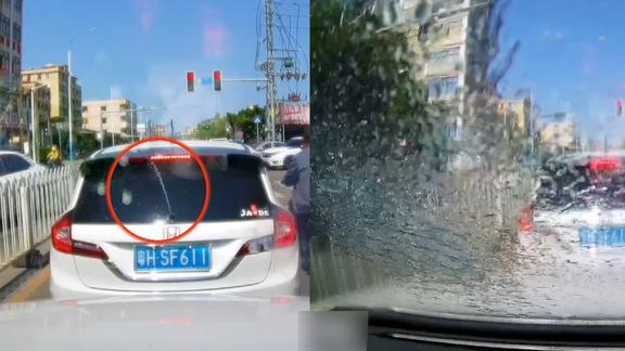 路口等红绿灯时雨刮器突然动了,男子仔细一看:前车送来一缕清流