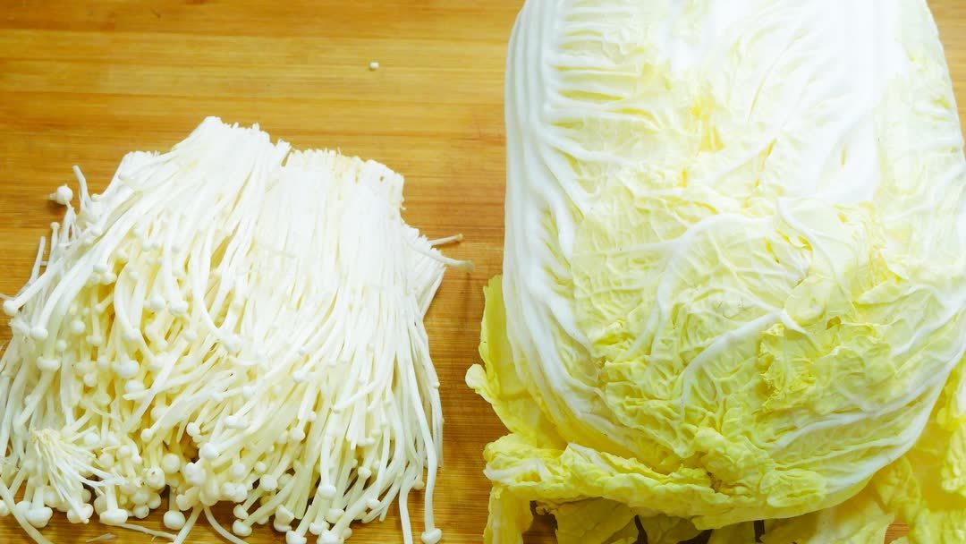 白菜金针菇怎么做才好吃,大厨教你一个新做法,好吃到停不下来