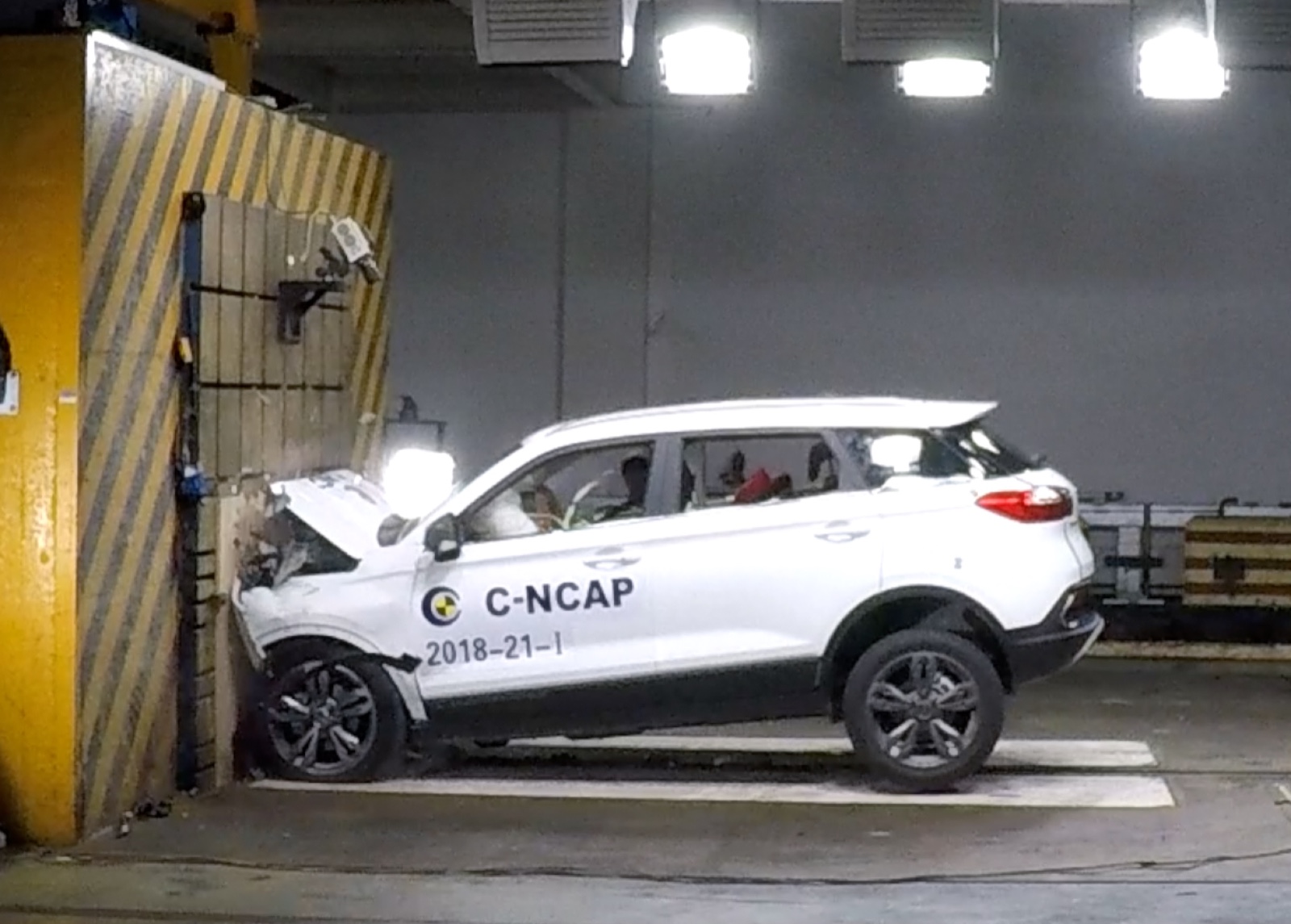 看看猎豹CS9以50公里时速正面100%碰撞后会发生什么