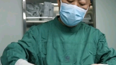 假体隆胸12年,破裂了,姑娘才舍得来取!