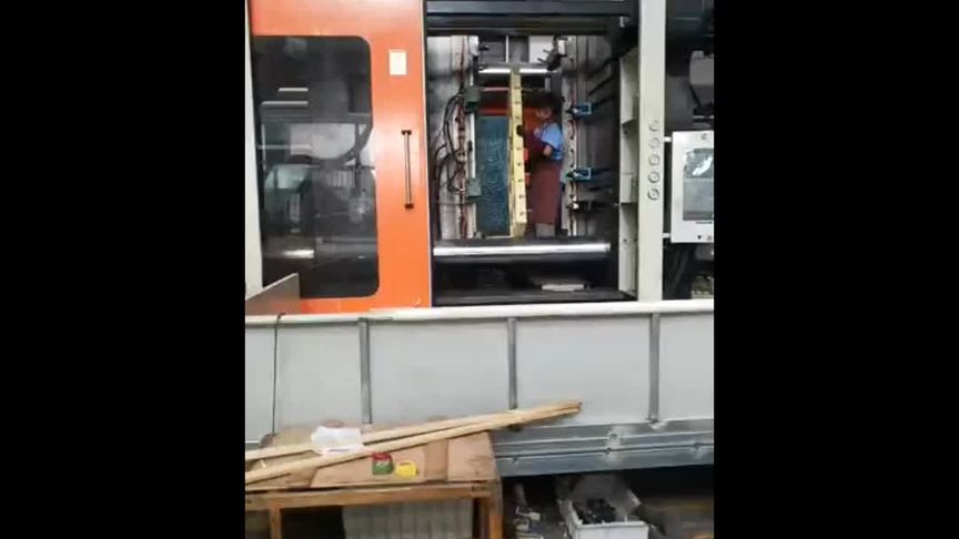 现浇模生产中#塑料模具 #注塑加工