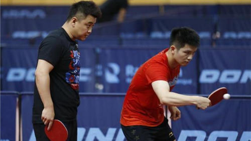 王皓和樊振东反手对练,小胖"侥幸"赢下一球后,居然喘了一口气