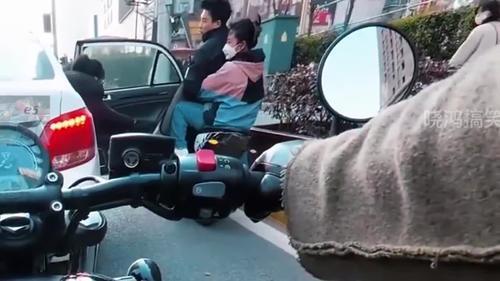 男子骑电动车通过路口,左车突然打开门,导致发生事故