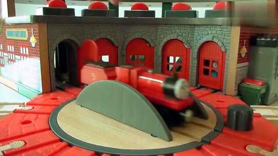 亲子过家家玩具:托马斯小火车的旋转轨道玩具动画片