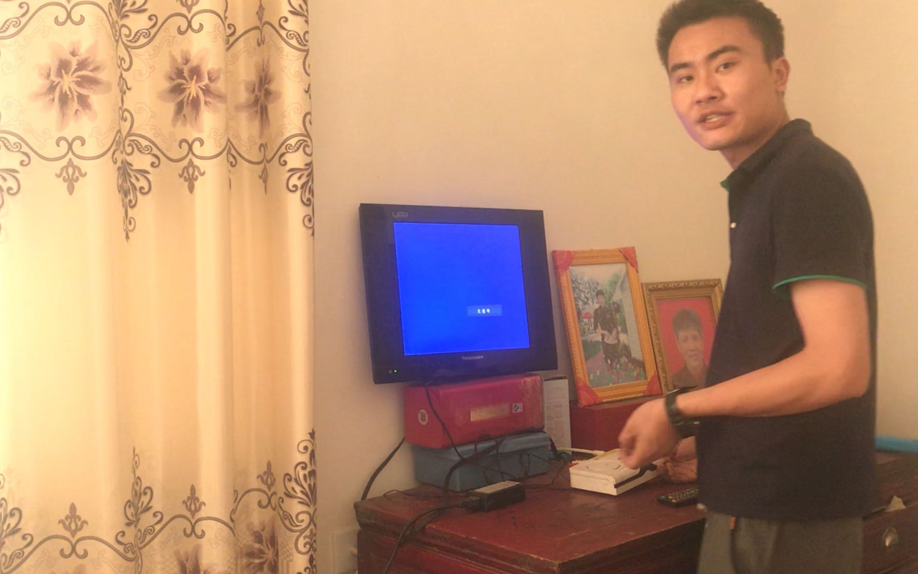 维修厮给邻居修电视机,怎么修好的都不知道