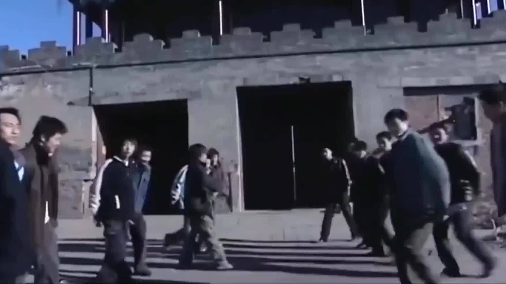 全市的黑帮打架,谁知走来一个姑娘,黑老大们直接怂了