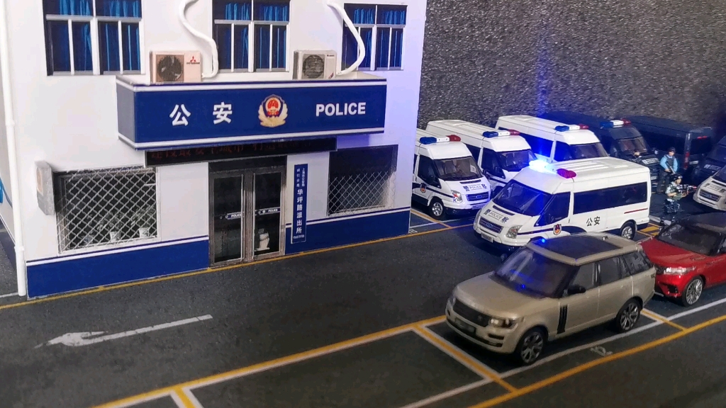 1:64警车出警模型,福特全顺