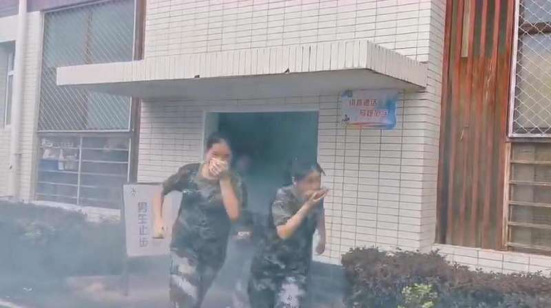 滚滚浓烟中,高一新生们演练火灾疏散逃生演练