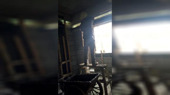 民 工浇筑二次结构砼,只能用小容器舀砼,然后往里面一点点浇灌
