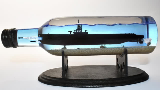 环氧树脂制作潜水艇中的水下鱼雷工艺品,步骤简单