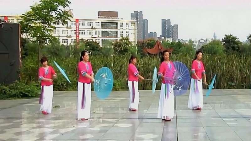 你见过这么美的古典伞舞么?一曲《水乡新娘》,动作简单柔情