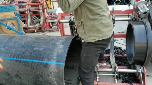 大口径管子焊起来真不容易,三人配合默契才大功告成,真是不容易!