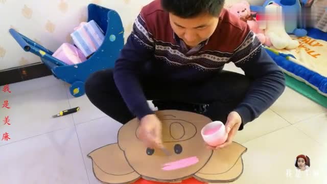 爸爸用纸板为宝宝做了个篮球架,粉色猪头篮板真可爱,命中率很高