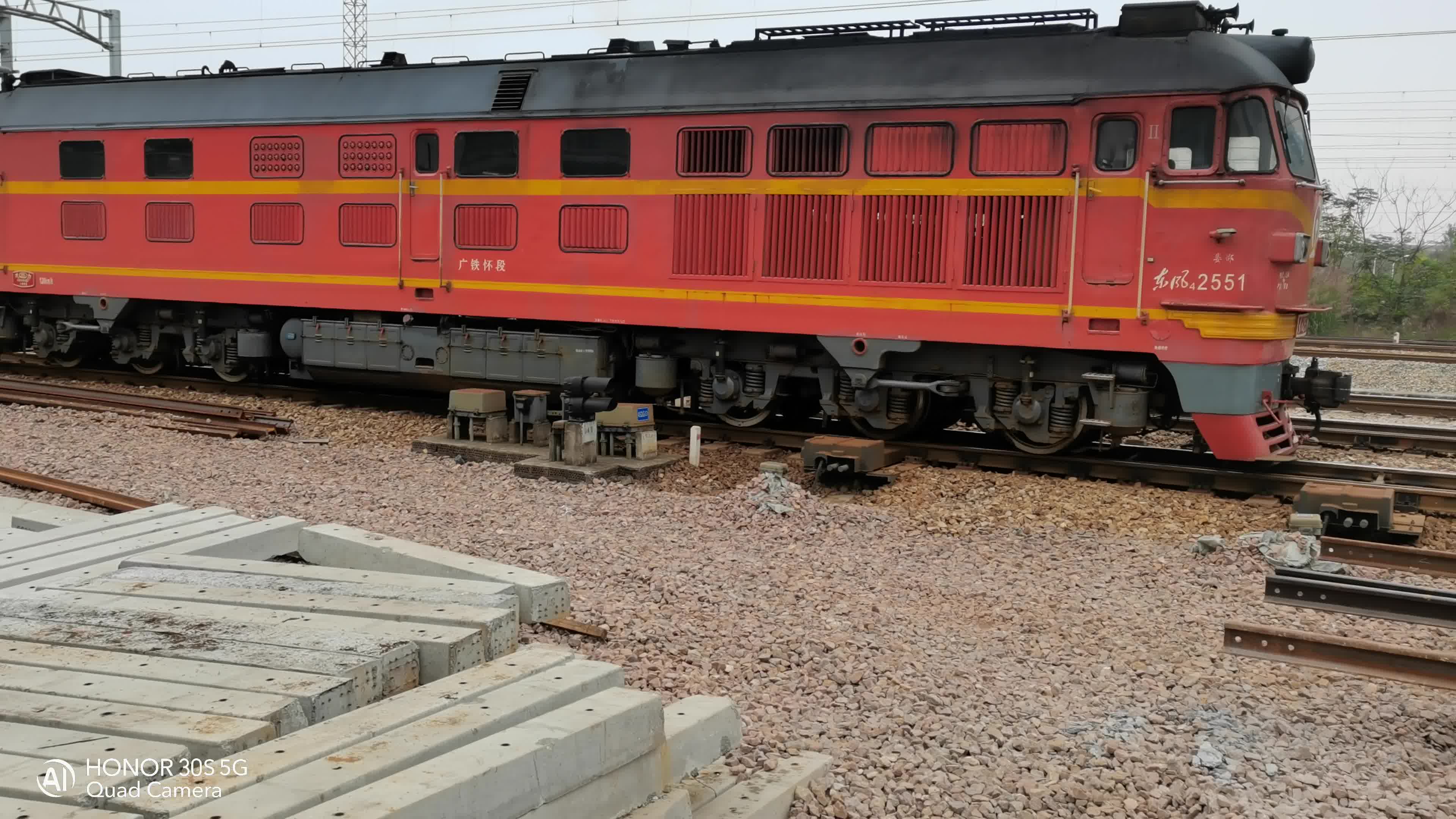 广铁怀段东风4B2551换挂作业,准备牵引K576次列车
