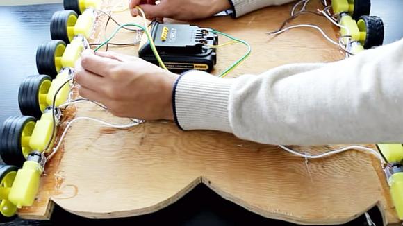 手工DIY制作:动动手用废弃木板DIY制作一款多轮电动滑板车