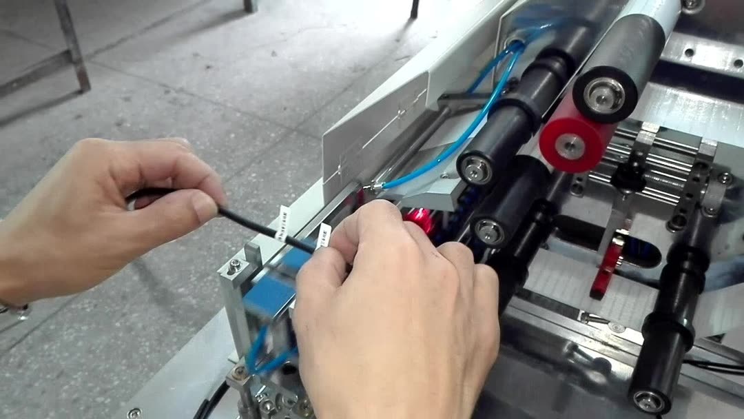 SB13510070965电线贴标机