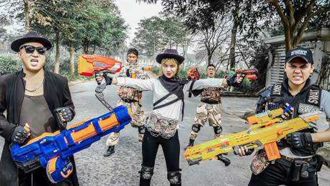 CS真人版:小姐姐的包包被坏蛋抢走,战斗一触即发!