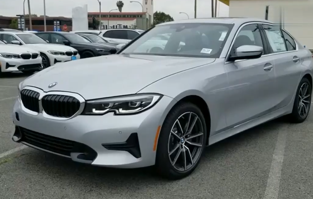 刚提的2020款宝马3系330,打开车门看完内饰配置,才知道买值了!