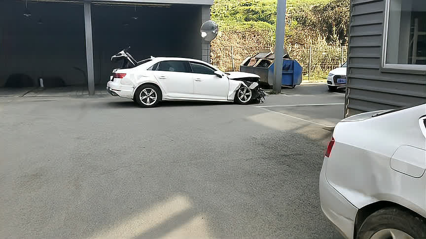 开始上班就拖回来这么多事故车,修车小伙忙的晕头转向